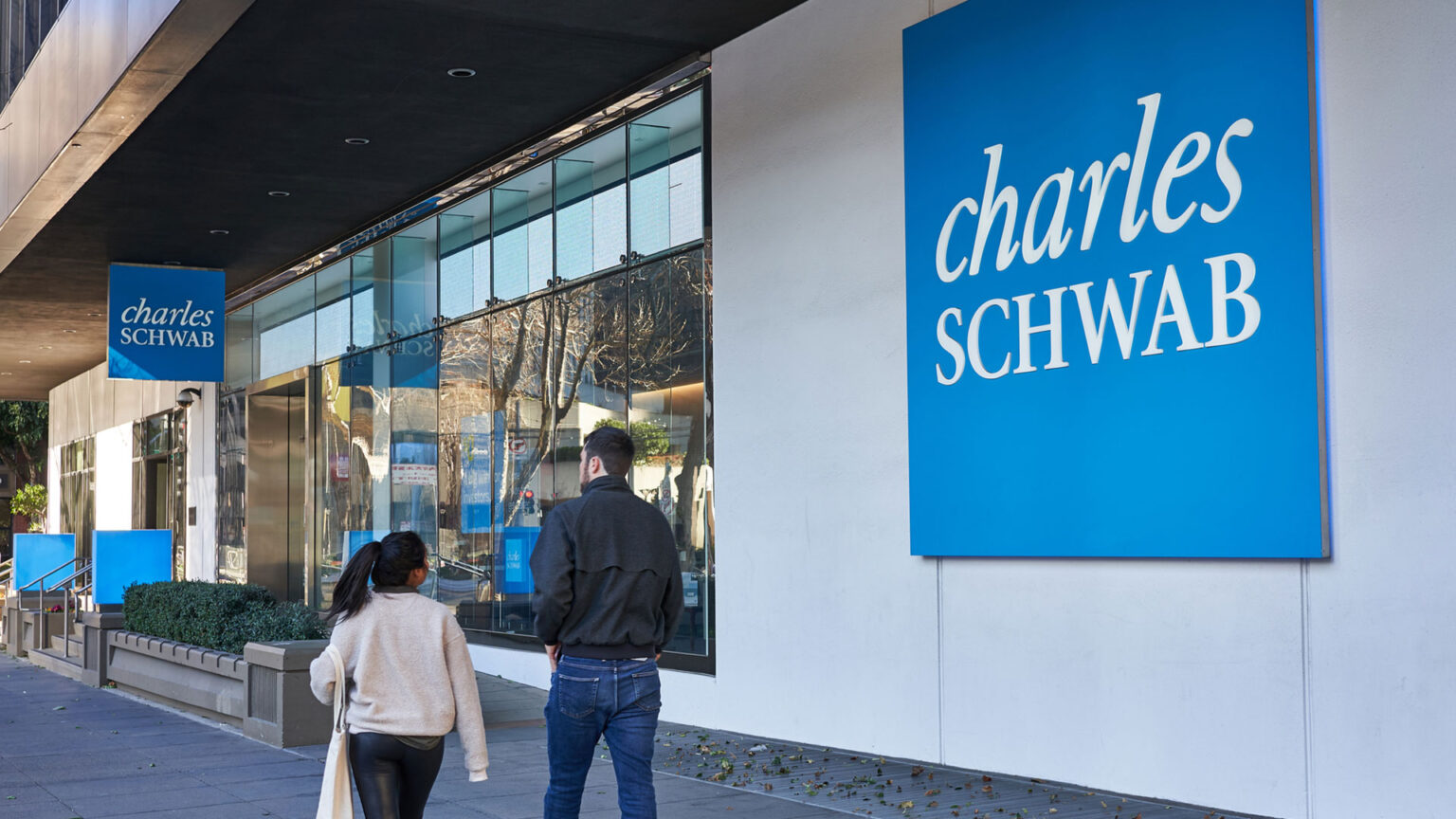 8 Best Bank Accounts That Don't Charge ATM Fees